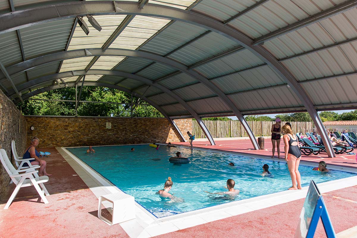 Camping Vendée piscine couverte chauffée toboggans aquatiques